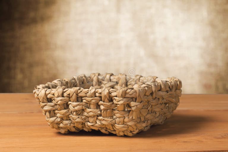 Kom stock afbeelding. Image of plank, textuur, mand - 117957329