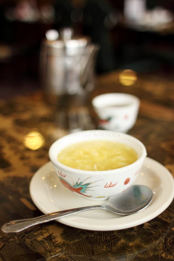 Kom de soep van de eibloem stock afbeelding. Image of chinees - 23779327