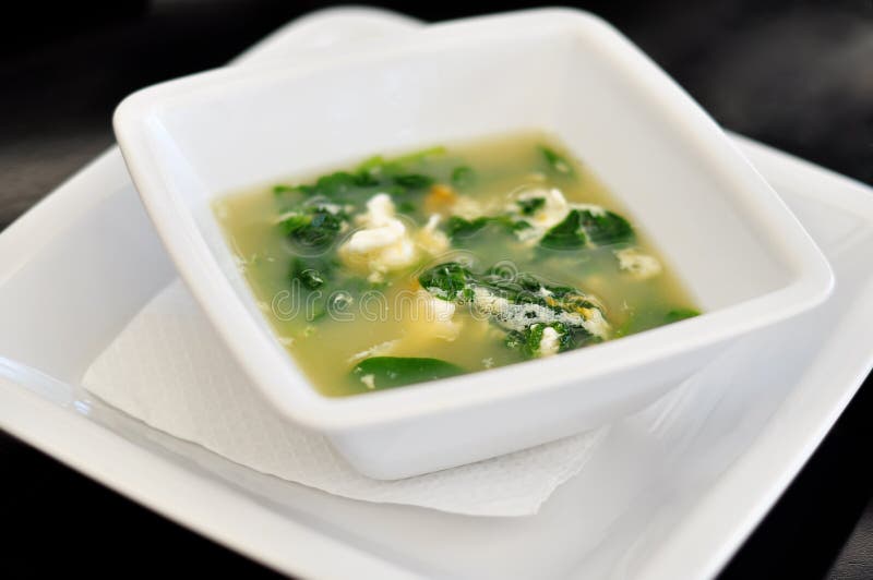 Kom met Straciatella-soep stock afbeelding. Image of gezondheid - 15366637