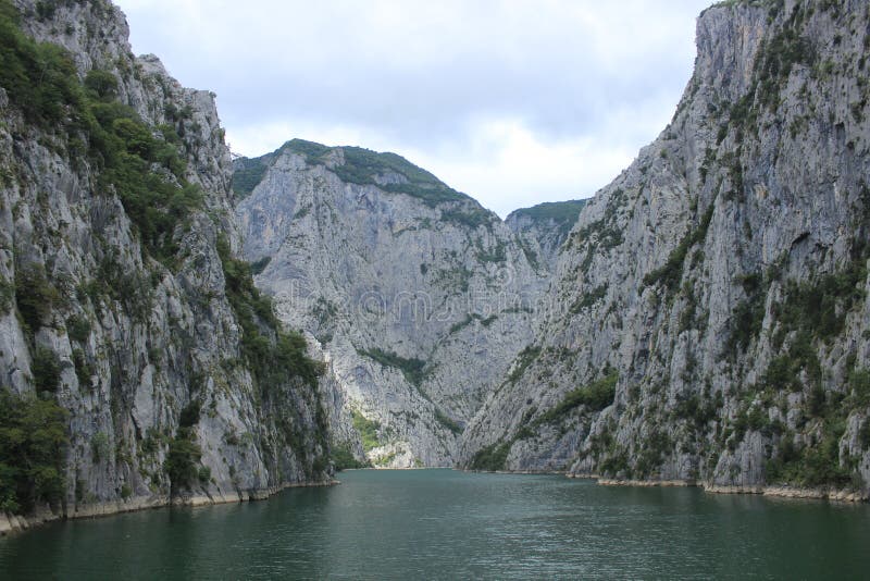 Koman See in Albanien, Landschaft Stockbild - Bild von albanisch, park ...