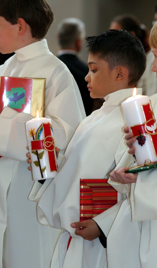 Erste heilige Kommunion redaktionelles stockfoto. Bild von leute - 25166423
