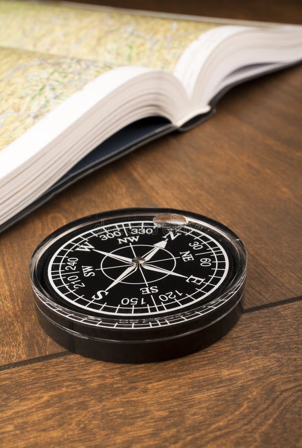 Kompas en kaart stock afbeelding. Image of pijl, noord - 23563687