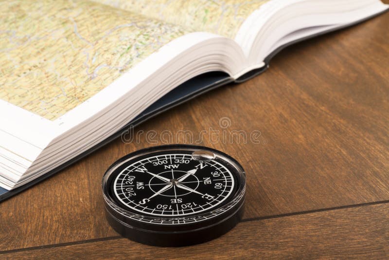 Kompas en kaart stock foto. Image of noordwesten, topografie - 23601154