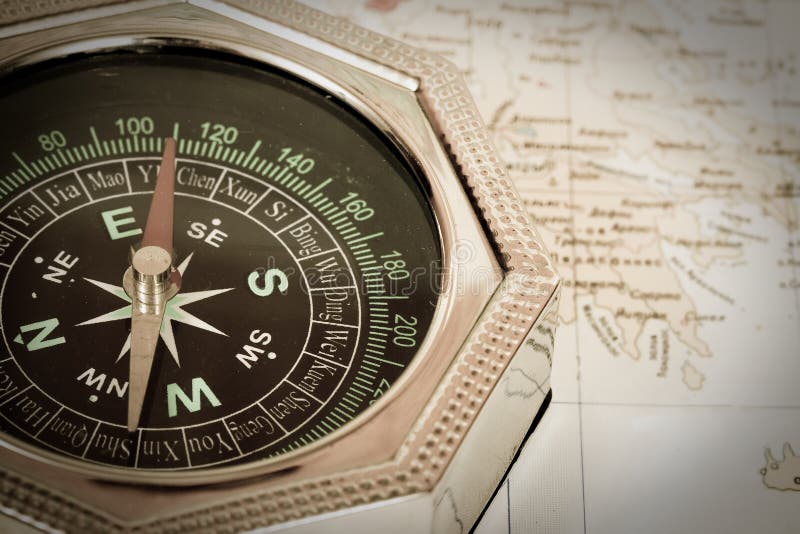 Kompas en kaart stock foto. Image of westen, begrip, zuiden - 26855200