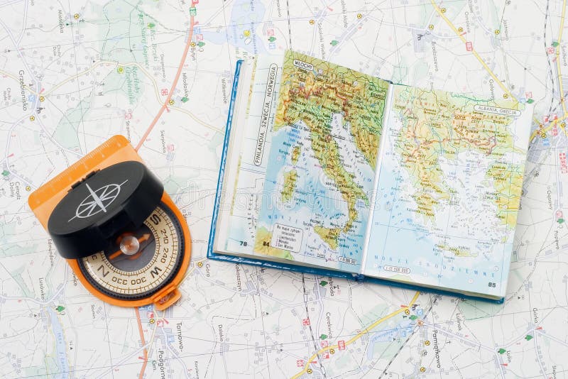 Kompas en kleine atlas stock foto. Image of symbolisch - 4817848