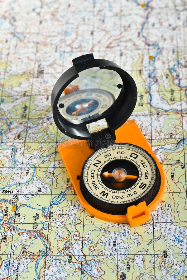 Nawigacja: kompas i mapa zdjęcie stock. Obraz złożonej z pomiar - 61469956