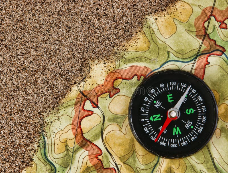 Kompas na mapie z piaskiem zdjęcie stock. Obraz złożonej z kompas ...