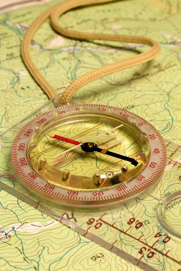 Kompass auf einer Karte stockbild. Bild von breite, messen - 28266021