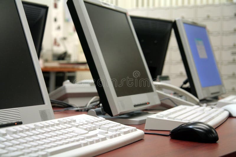 Komputery biurowe zdjęcie stock. Obraz złożonej z klawiatury - 617578