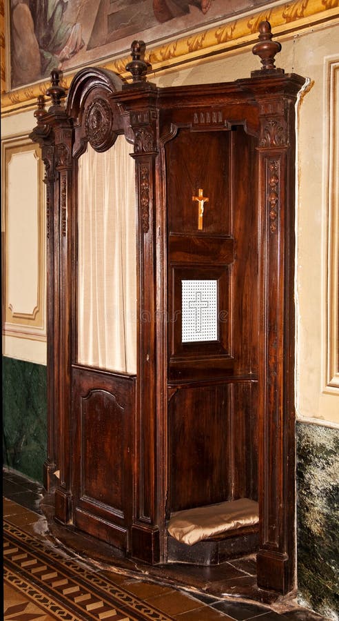 Beichtstuhl in Einer Italienischen Kirche Stockfoto - Bild von christen ...