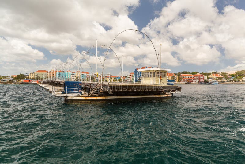 Willemstad in Curacao En De Koningin Emma Bridge Redactionele Stock ...