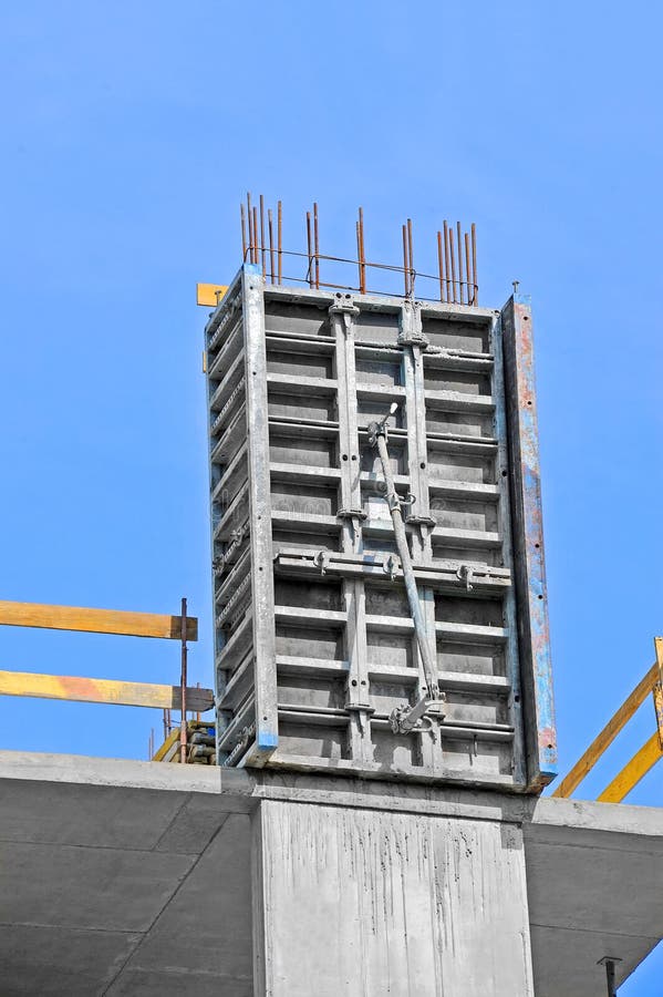 Betonbauweise und -gerüste stockfoto. Bild von gebäude - 232052284