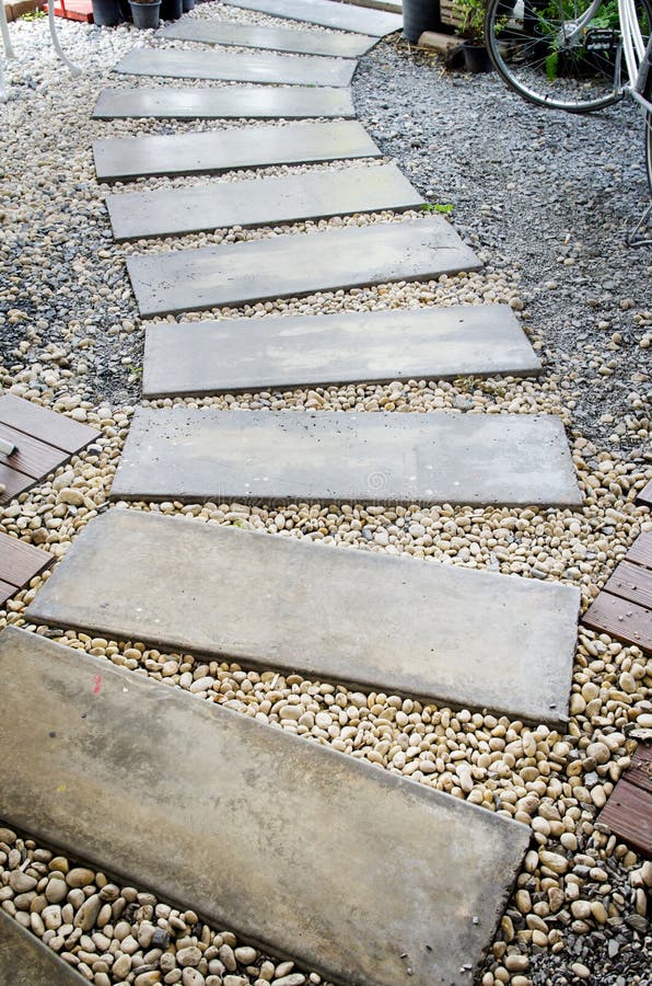 Konkreter Gehweg im Garten stockbild. Bild von führen - 38589369