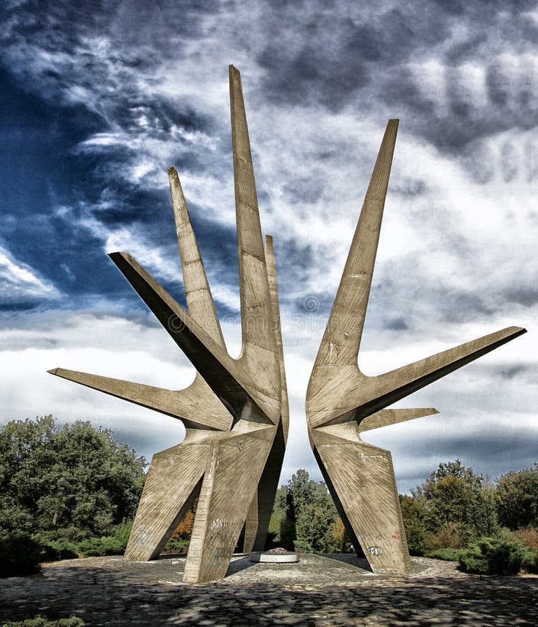 Konkretes Monument Kosmaj redaktionelles foto. Bild von krieg - 37416031