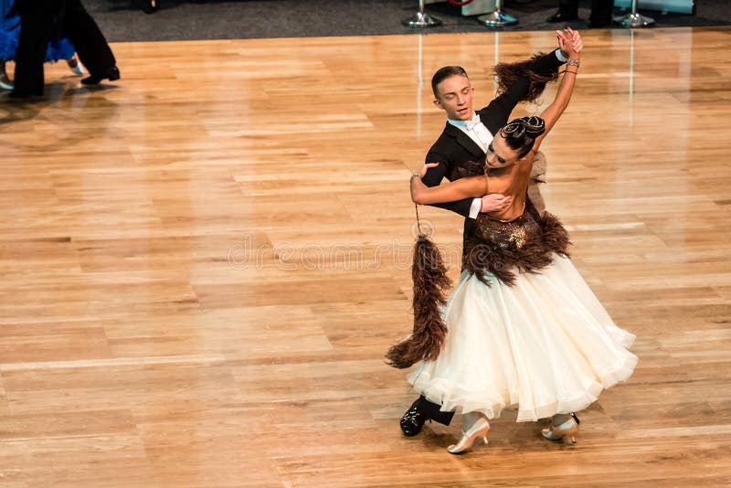Konkurrenten, Die Langsamen Walzer Oder Tango Tanzen Redaktionelles ...