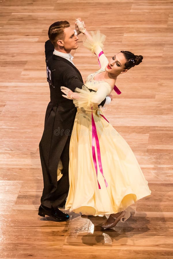 Konkurrenten, Die Langsamen Walzer Oder Tango Tanzen Redaktionelles ...