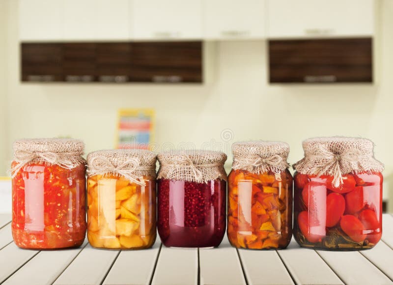 Konserven stockfoto. Bild von konserven, frucht, glas - 113056852