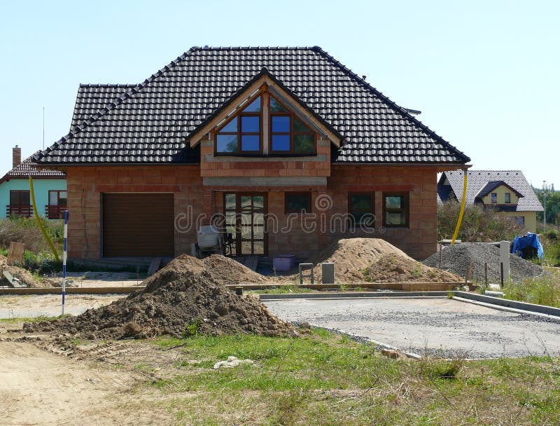 Hus Med Grått Metalltak Tak Och Metall Av Korrugerad Metall Arkivfoto ...