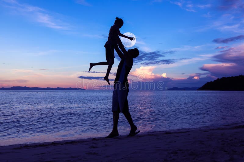 Mamma Och Dotter På Stranden Familjsemester Arkivfoto Bild Av Liten