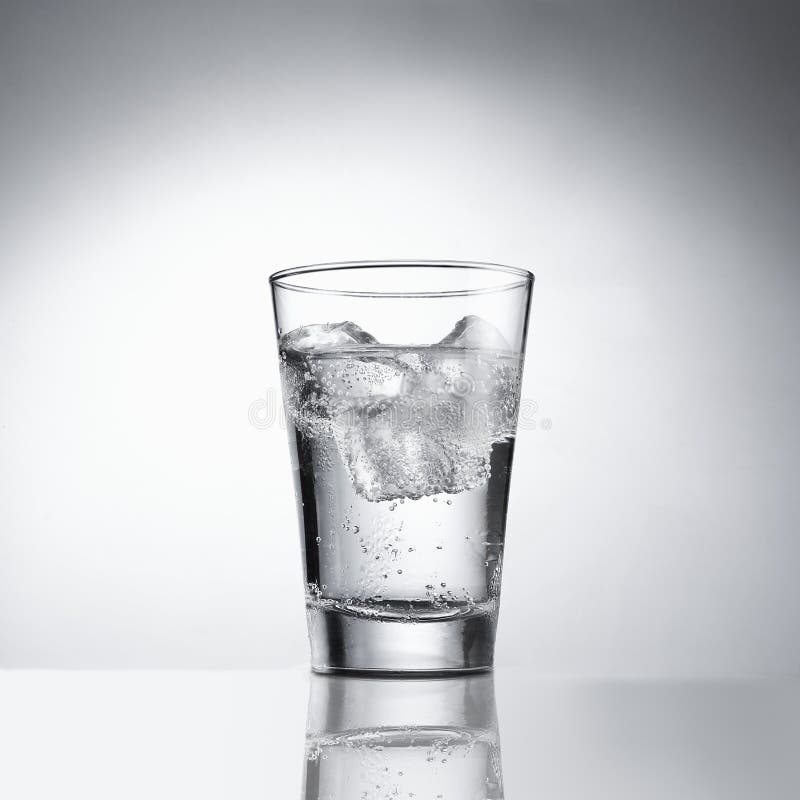 Kop Met Ijswater, Met Het Knippen Van Weg Stock Afbeelding - Image of ...