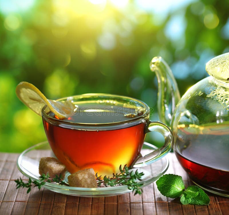 Kop thee en theepot. stock afbeelding. Image of bruin - 29066537