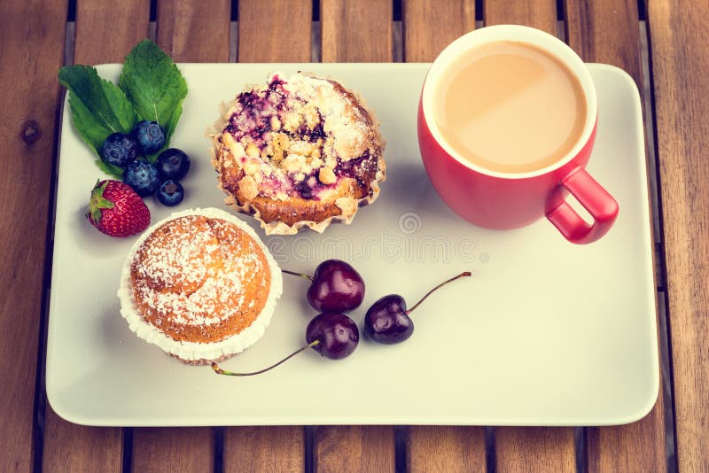 Kop van koffie en gebakje stock foto. Image of boon, gebakken - 92502410