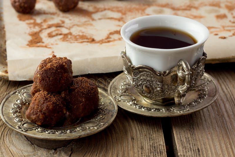 Kopp Av Turkiskt Kaffe Och Hemlagade Tryffelbollar Fotografering för ...