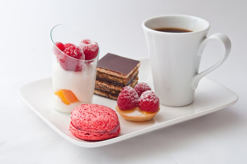 Kopp Kaffe Med Fransk Bakelse Arkivfoto - Bild av medf8ort, opera: 47286280