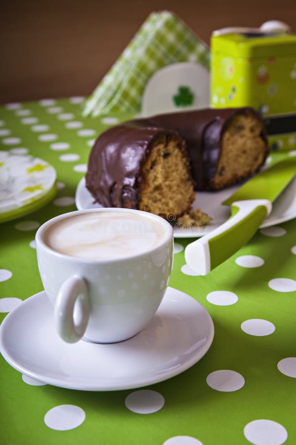 Kopp kaffe och Bundt kaka fotografering för bildbyråer. Bild av bakar ...