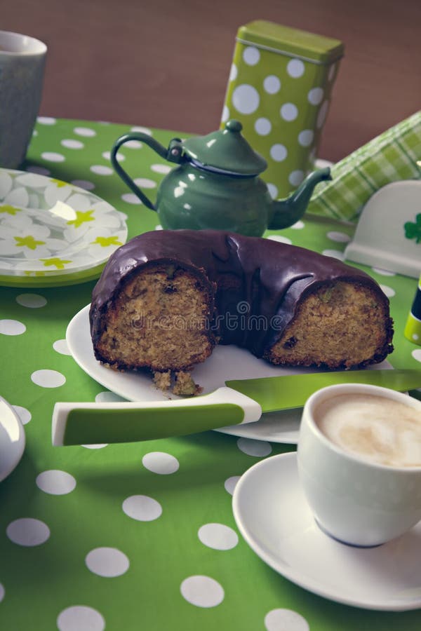 Kopp kaffe och Bundt kaka fotografering för bildbyråer. Bild av bakar ...