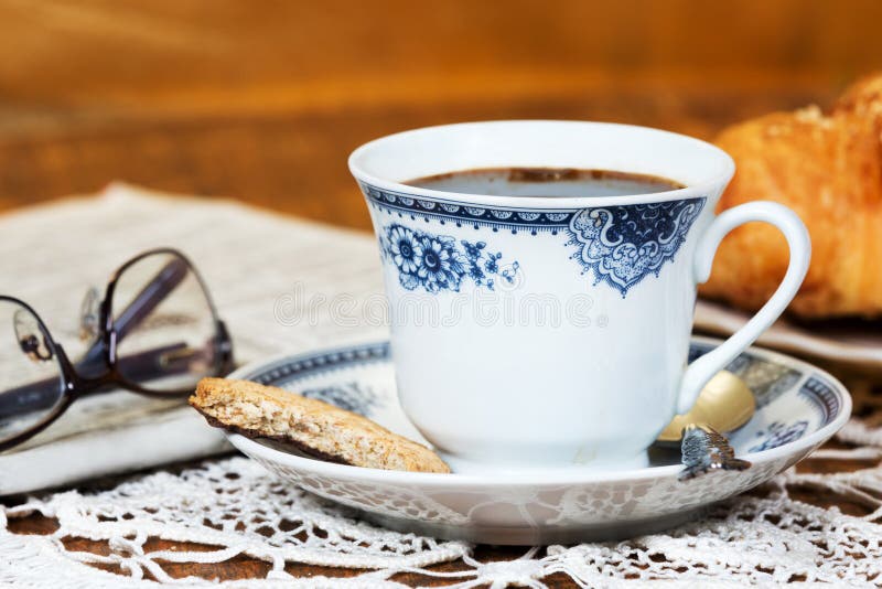 Kopp Kaffe, Kaka Och Giffel Arkivfoto - Bild av artikel, stängning ...