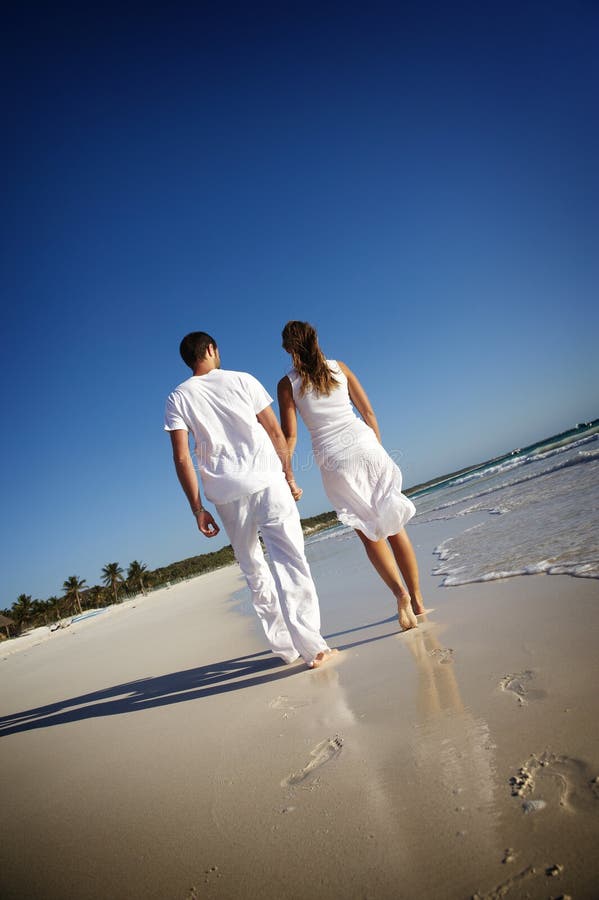 Koppel het lopen op strand stock foto. Image of handen - 8127630