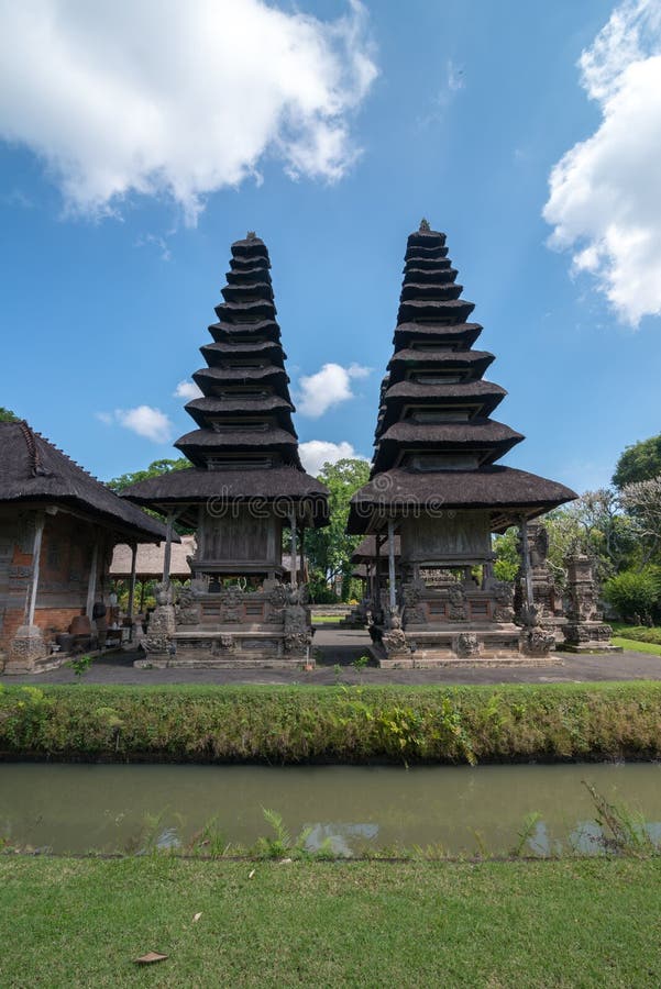 Kopplar Samman Pagoder Inom Pura Taman Ayun I Bali, Indonesien ...