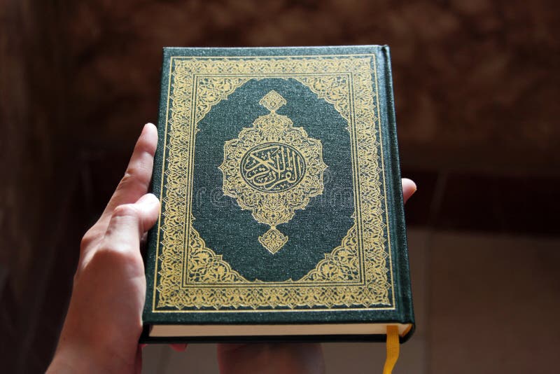 Koran Of Quran Heilig Boek Met Kaars Bij Het Kaarslicht Stock Foto ...