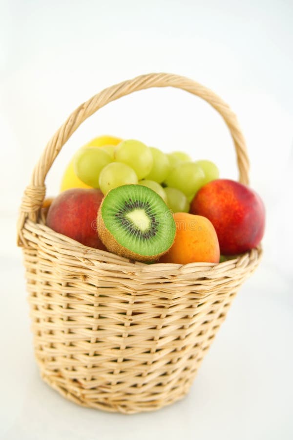 Korb der kleinen Frucht stockfoto. Bild von essen, kiwi - 937698