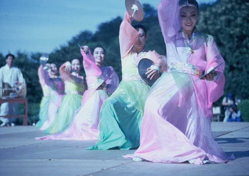 Korea traditional dancing editorial stock photo. Image of hanbok - 81551548