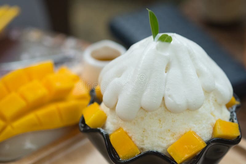 Korean Style Fresh Mango Shaved Ice Stock Photo - Image of snow, fruity ...