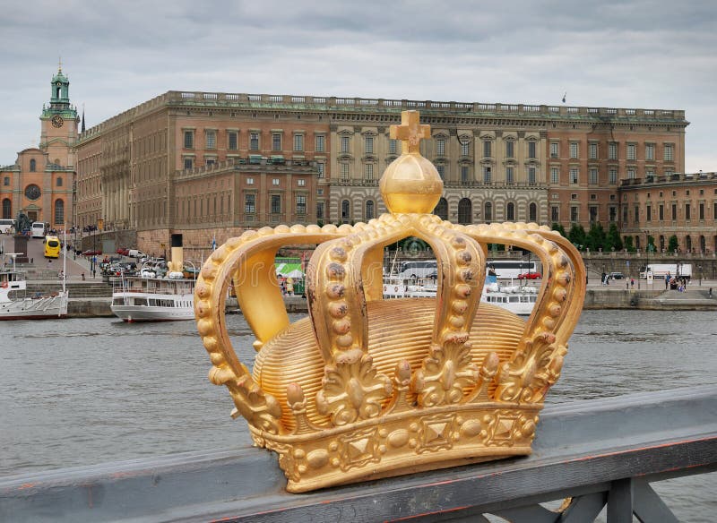 Szwedzka Królewska Korona Na Moscie W Sztokholm Obraz Stock - Obraz ...