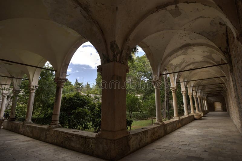 Korridor Des Alten Kloster-Gebäudes Stockbild - Bild von decke, stein ...