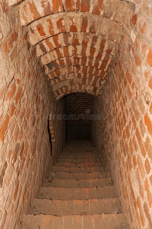 Korridor Zur Unterwelt Eines Mittelalterlichen Schlosses Stockfoto ...