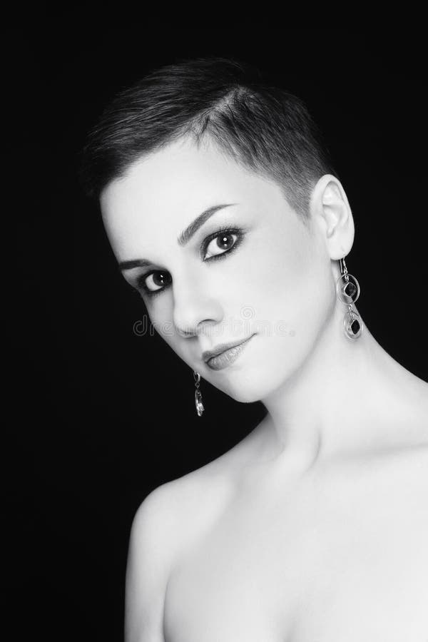 Kort frisyr arkivfoto. Bild av modell, feminitet, kvinna - 28345120