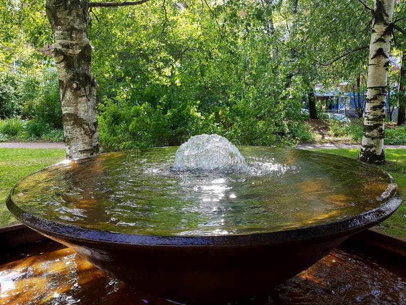 Kort springbrunn fotografering för bildbyråer. Bild av ätare - 97853971