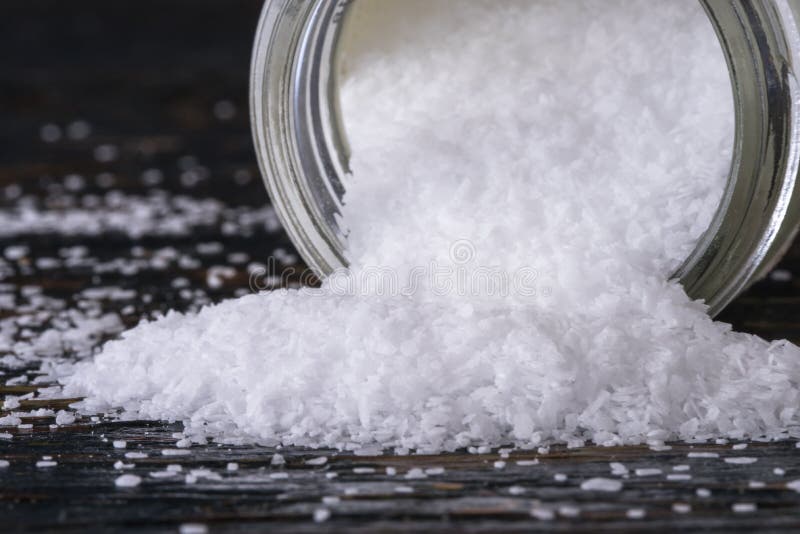 Kosjer zout in een kom stock afbeelding. Image of kruid - 115967337