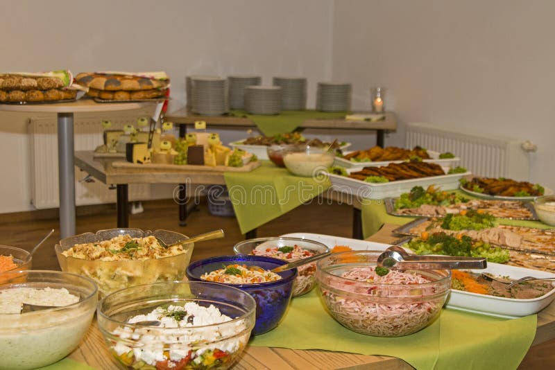 Koud Buffet Met Diverse Delicatessen Stock Afbeelding - Image of ...