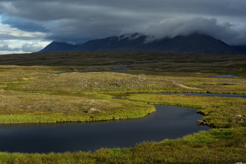 Koude Toendra in De Polaire Bergen Stock Afbeelding - Image of horizon ...