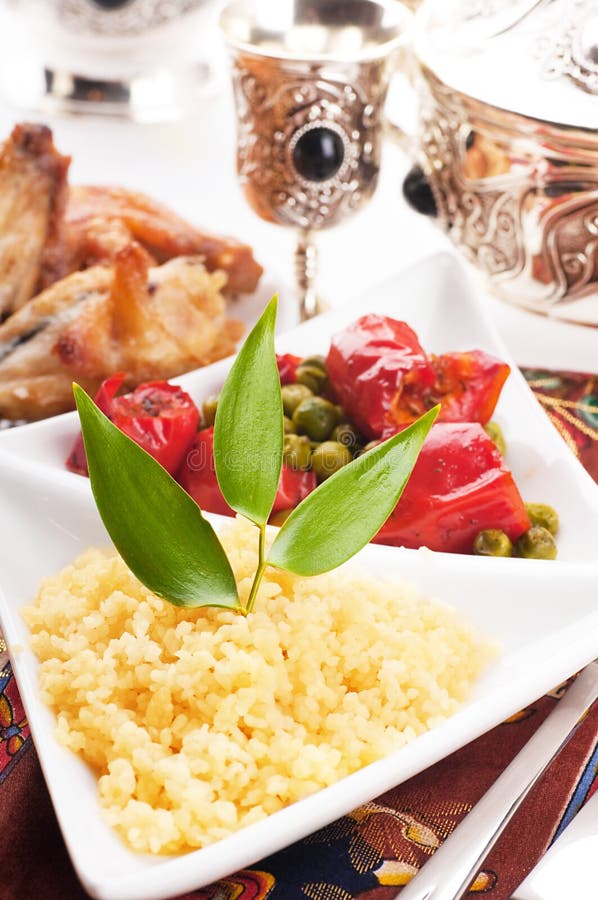 Kouskous Met Groenten En Arabisch Vaatwerk, Stock Afbeelding ...