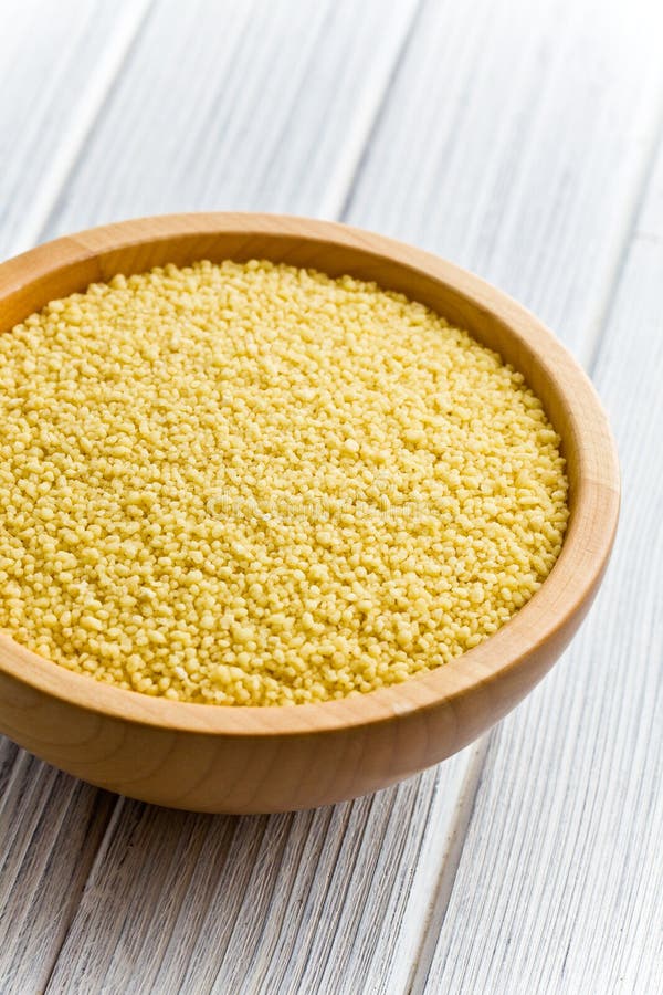Kouskous in houten kom stock foto. Image of salade, arabisch - 26223676