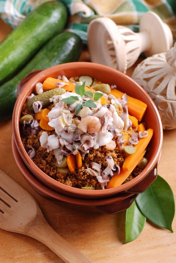 Kouskous Met Mosselen in Aardewerkkom Stock Foto - Image of soep ...