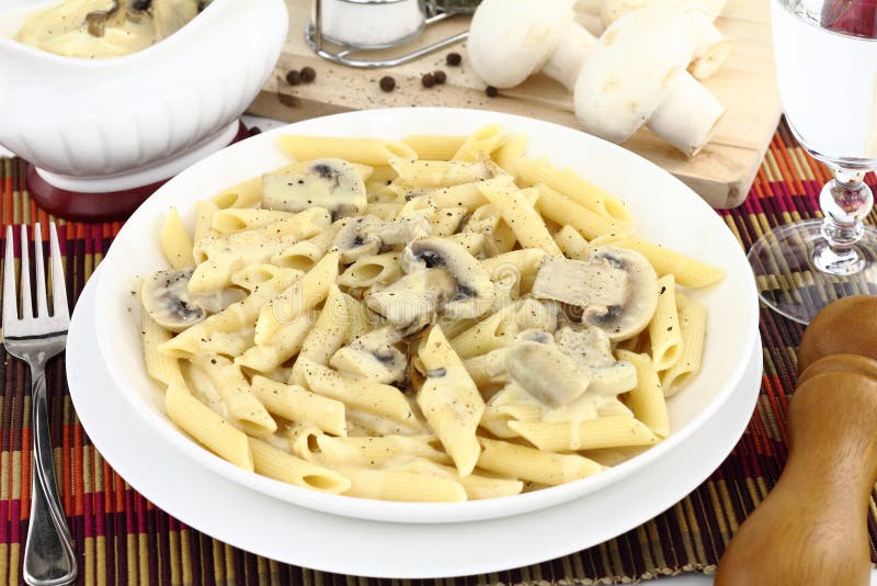 Kräm- Soppa För Champinjon I En Brun Platta På Tabellen Vegetarisk ...