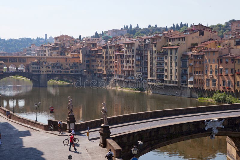 Krajobraz Arno Rzeka, Ponte Vecchio Most Florencja I Firenze Miasto ...